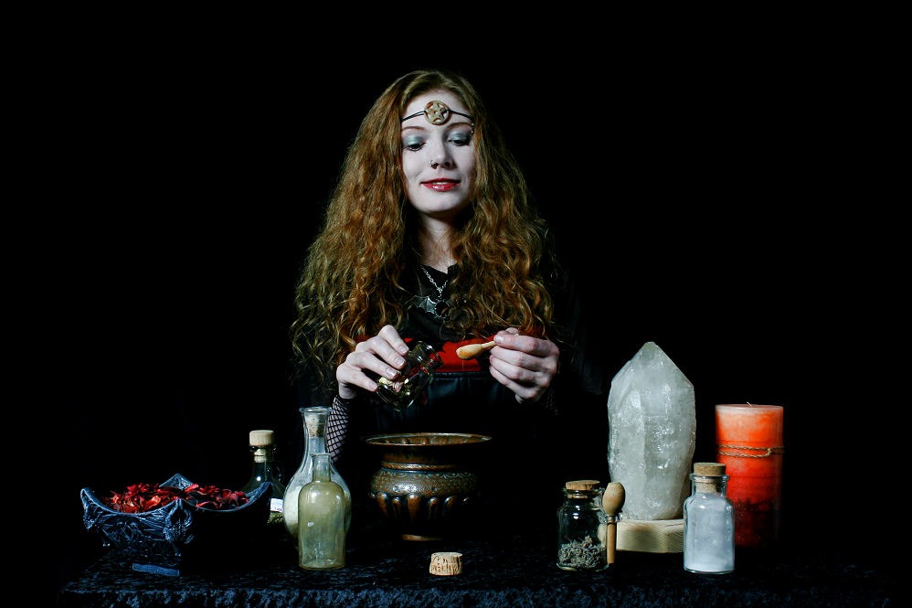 "gloatingly mixing poison for the enemy" ;-) Foto & Bild | mystik ...