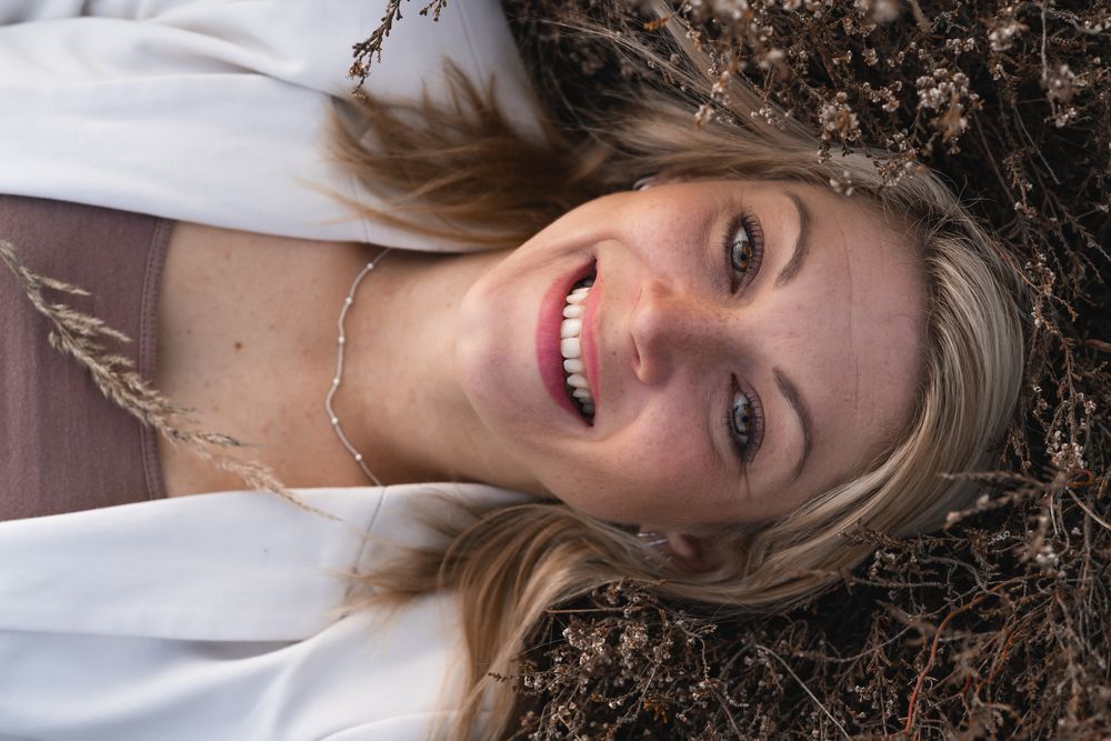 Glücklich im Feld Foto & Bild | portrait, portrait frauen, outdoor ...