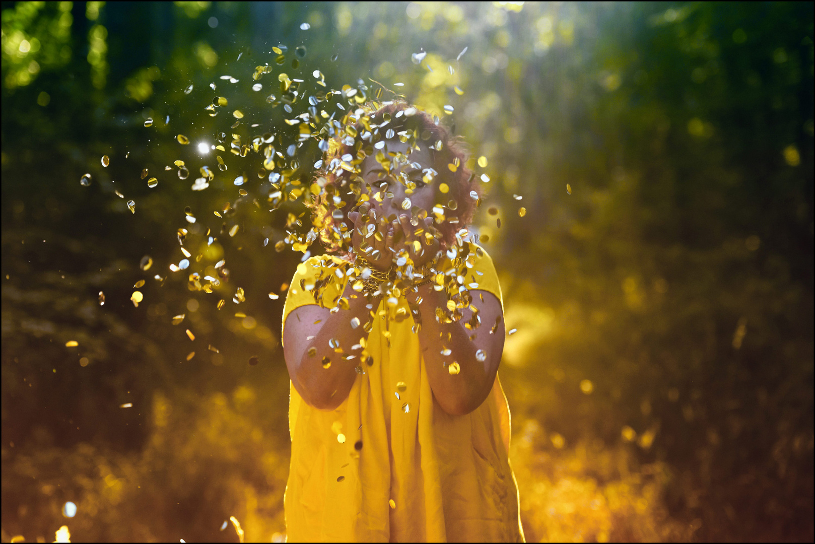 GOLD RAIN Foto & Bild | outdoor, woman, frau Bilder auf fotocommunity