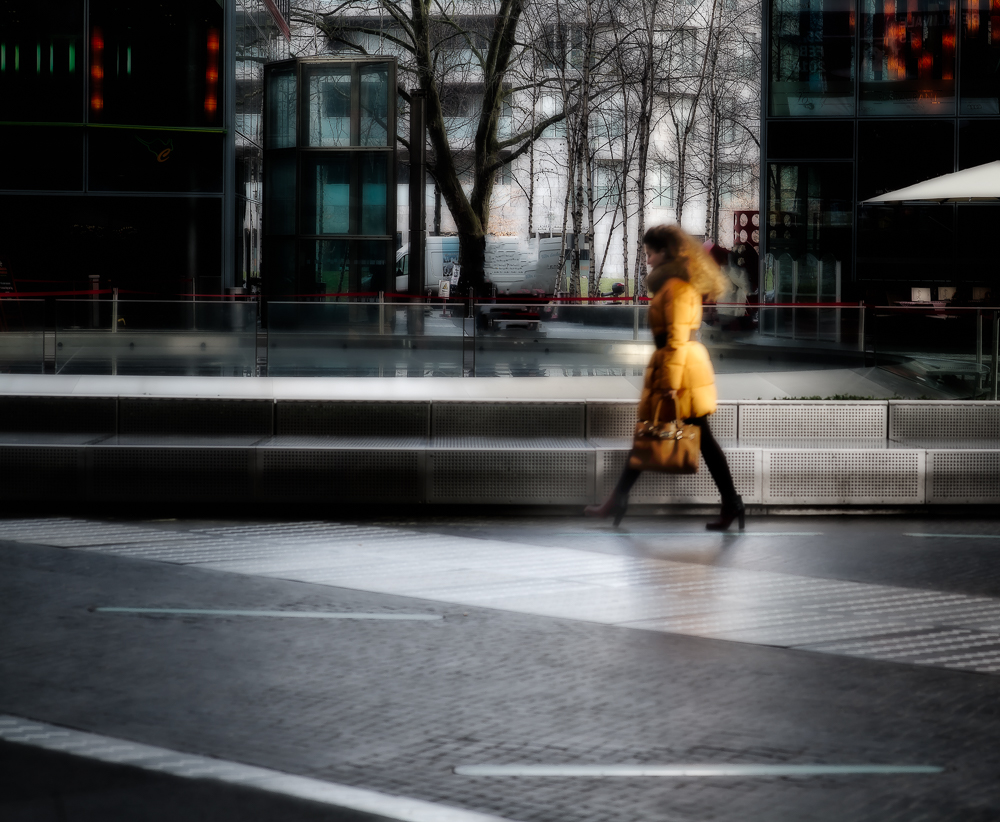 gold.walking Foto & Bild | experimente, streetfotografie mit menschen, fotokunst Bilder auf ...