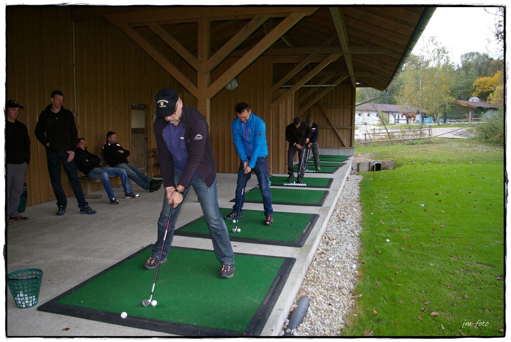 Golfübungsabschläge bei unseren Feuerwehrausflug Foto & Bild | erwachsene, alltagsereignisse ...