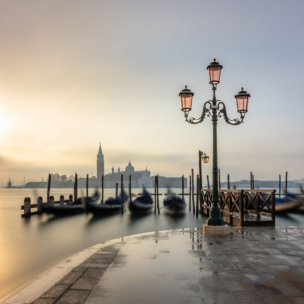 Gondeln im Morgenlicht Foto & Bild | city, italy, world Bilder auf fotocommunity