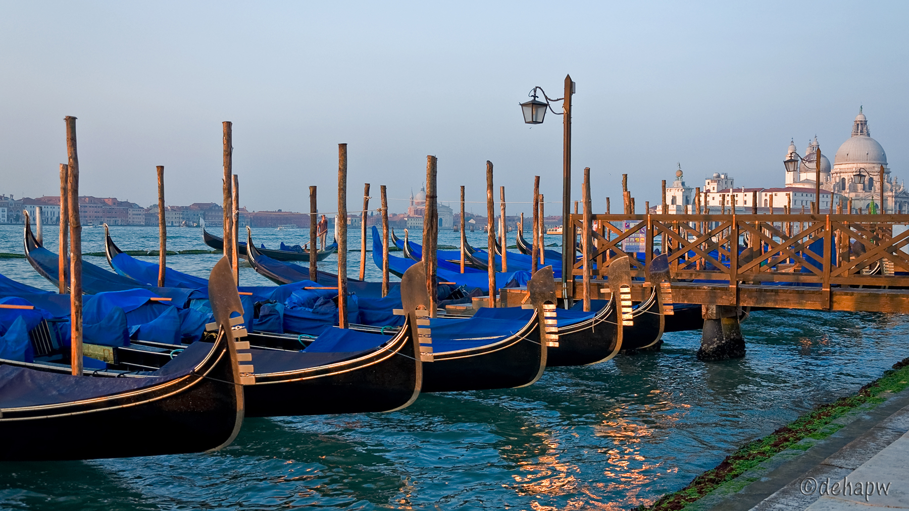 Gondeln im Morgenlicht Foto & Bild | italy, world, venezia Bilder auf ...