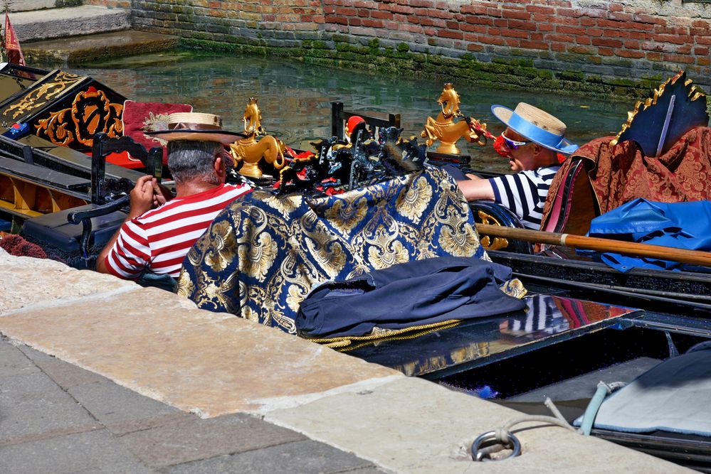 Gondoliere - Romantische Gondelfahrt in Venedig - Foto & Bild | city ...