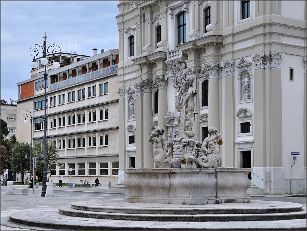 Gorizia - Brunnen an der Piazza Vittoria Foto & Bild | europe, italy ...