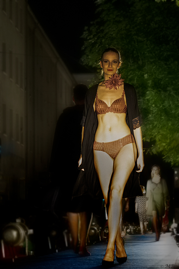 Gotische Kurven Foto & Bild | fashion, outdoor, frauen Bilder auf fotocommunity