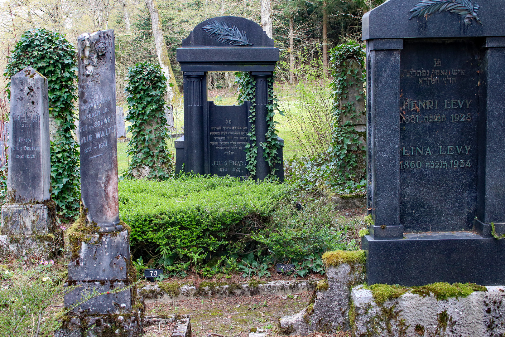 Grabstein mit Durchblick Foto & Bild | jüdischer friedhof, grabsteine ...