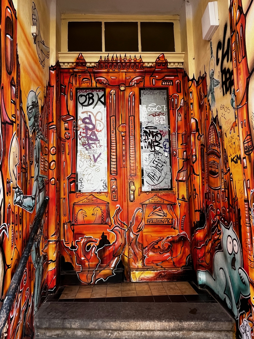 Graffiti Hauseingang Foto & Bild | architektur, streetart, graffiti & tags, kunstfotografie ...