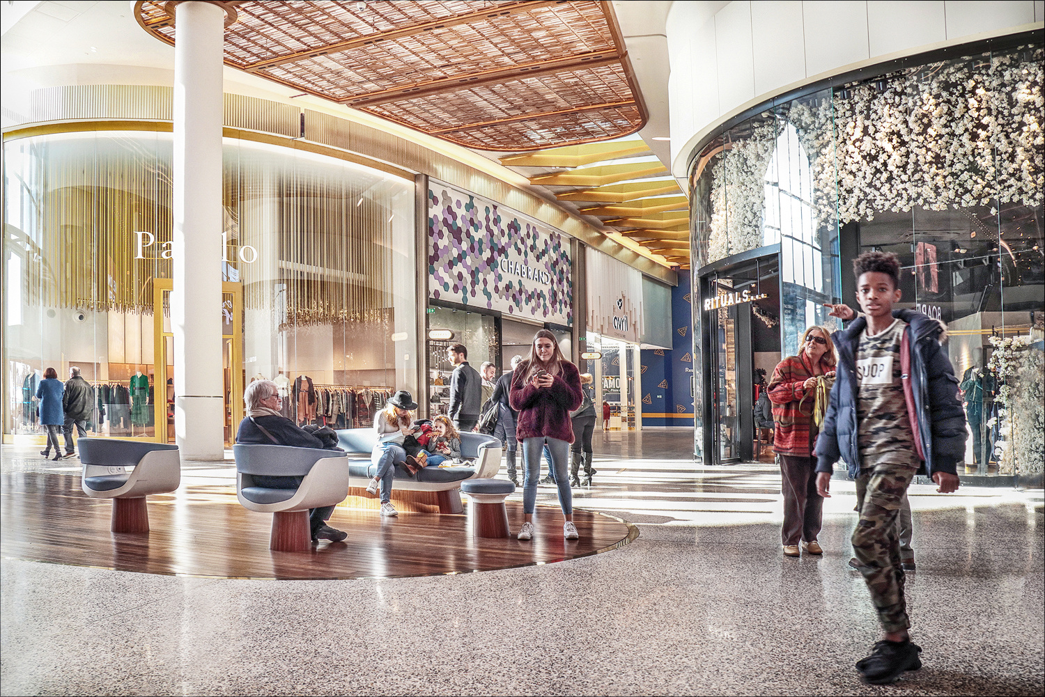 Grande surface ... photo et image | architektur, personnes, sujet ...