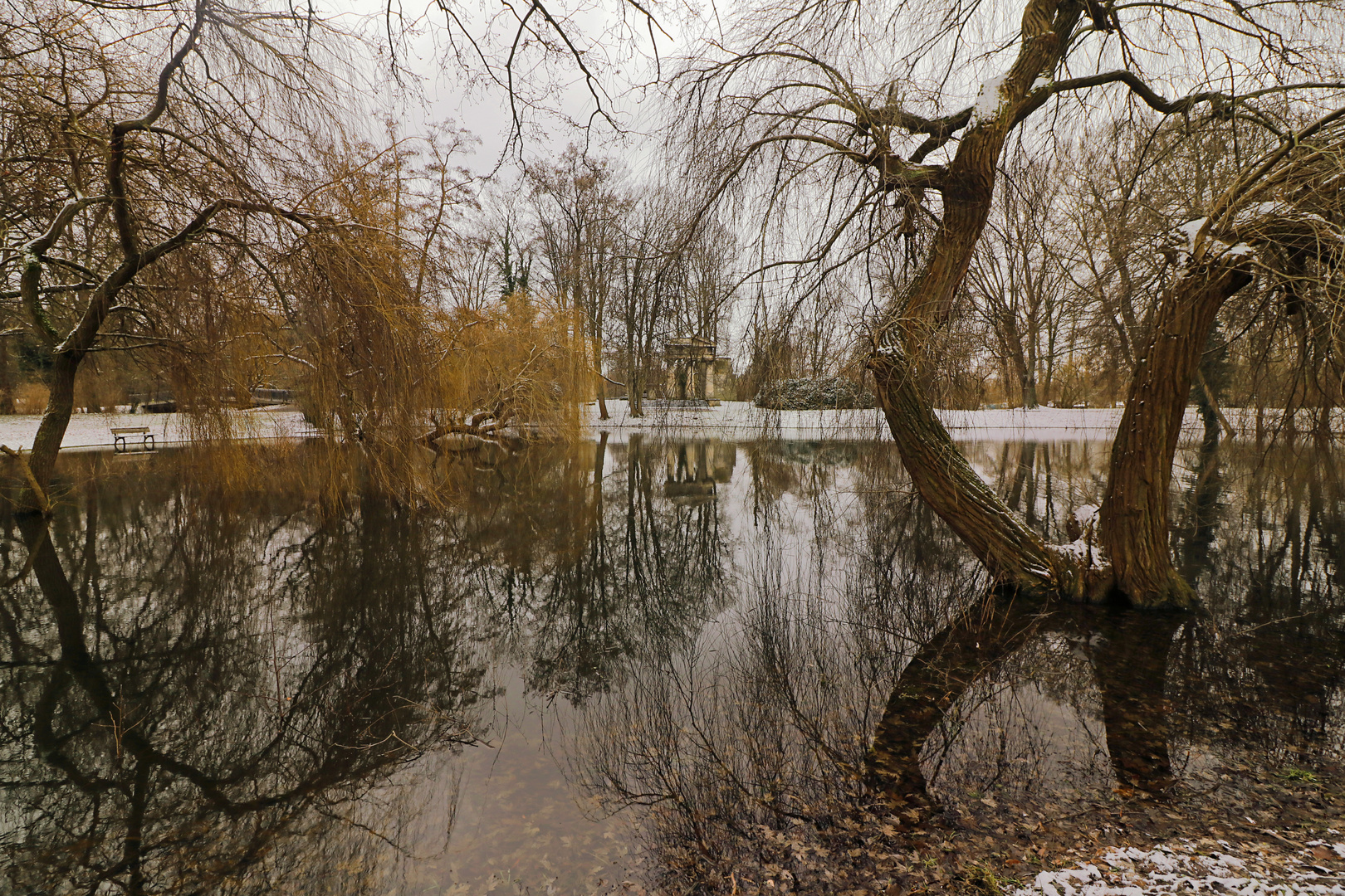 Graue Wolken überm Portikus Foto & Bild | park, landschaften, wasser ...