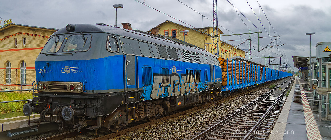 GRAUER TAG AUF EINEM UNGEWÖHNLICHEN GLEIS Foto & Bild | baustelle, zug ...