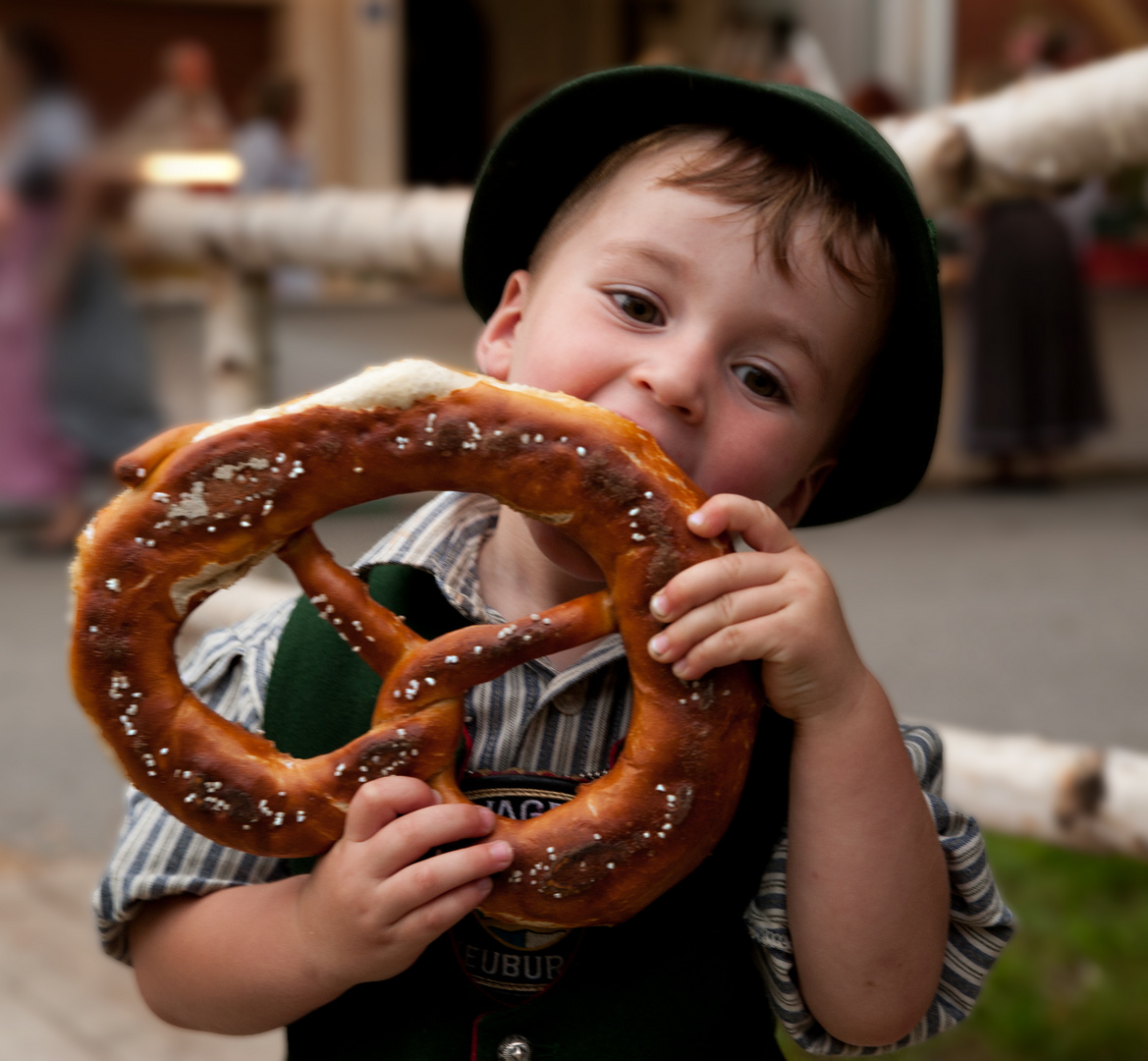 große Breze Foto & Bild | kinder, kinder ab 2, menschen Bilder auf ...