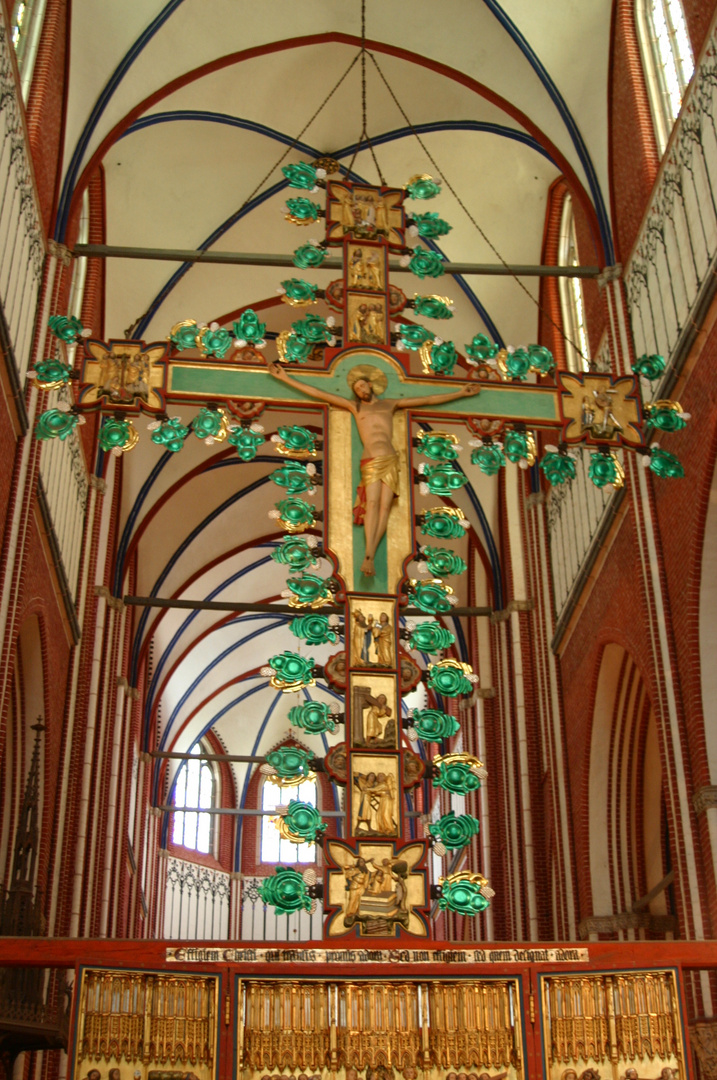 großes Kruzifix über dem Altar im Doberaner Münster Foto & Bild | architektur, sakralbauten ...