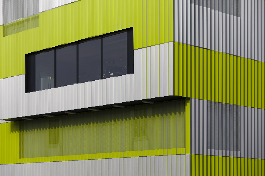 Gru?ne Lamellen-Fassade Foto & Bild | architektur, stadtlandschaft ...