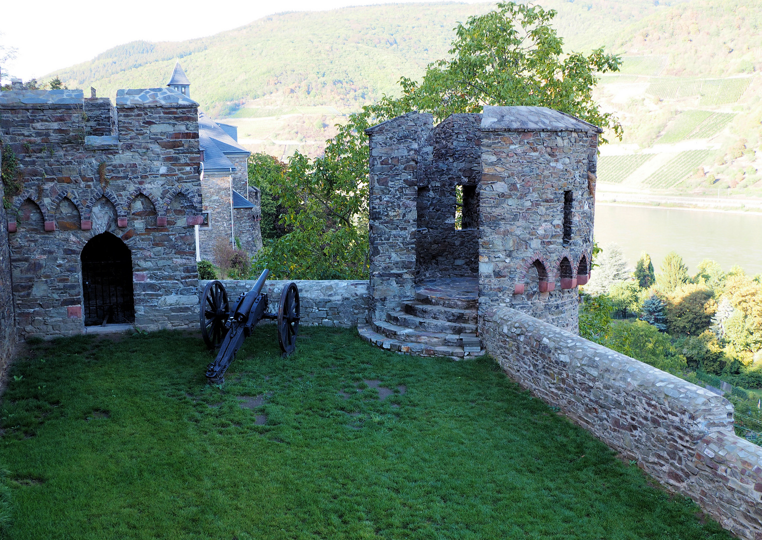 Gut bewaffnet waren die Burgen am Rhein ... Foto & Bild | world, burg ...