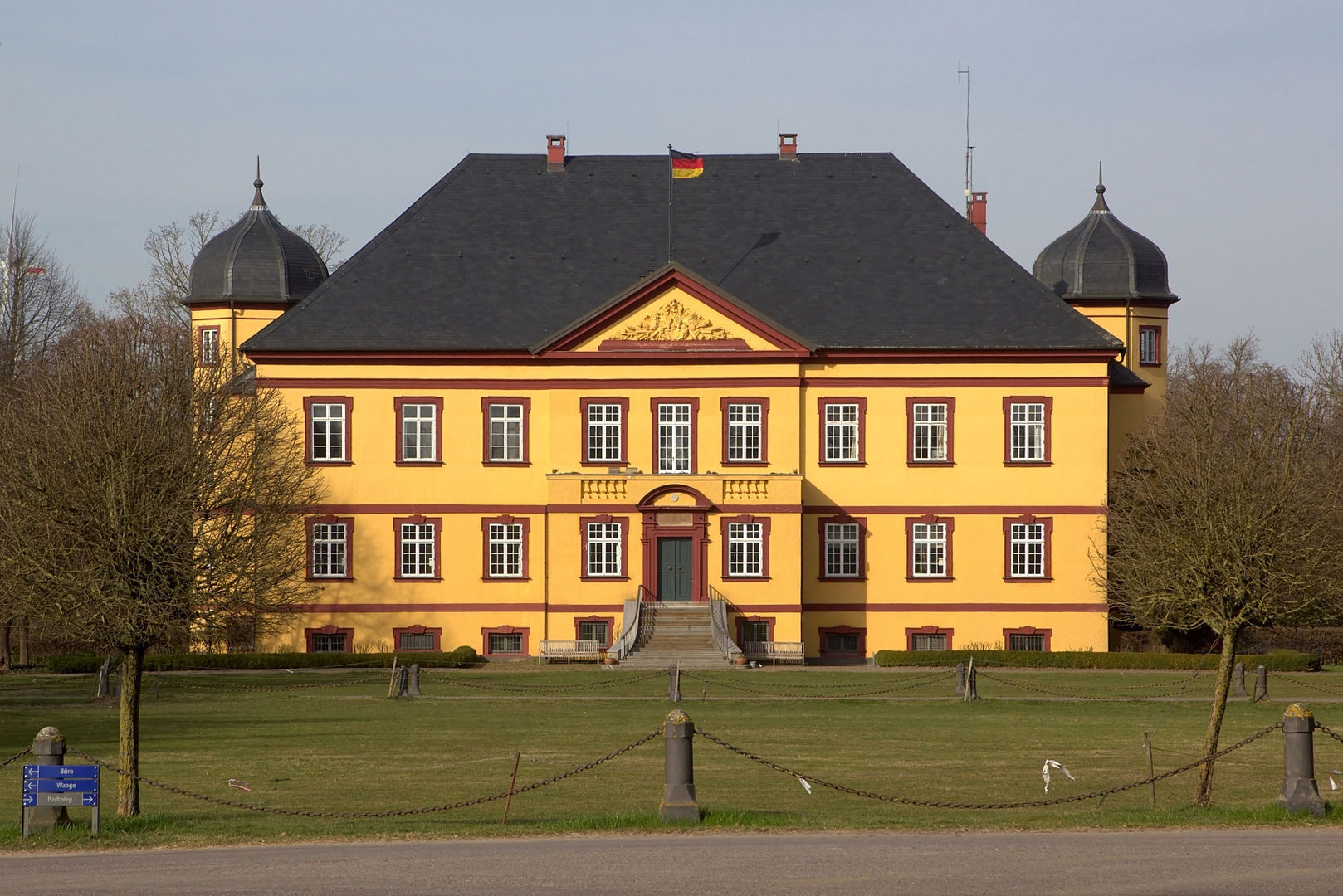 Gut Hohen Luckow Foto & Bild | barock, architektur, mecklenburg Bilder ...