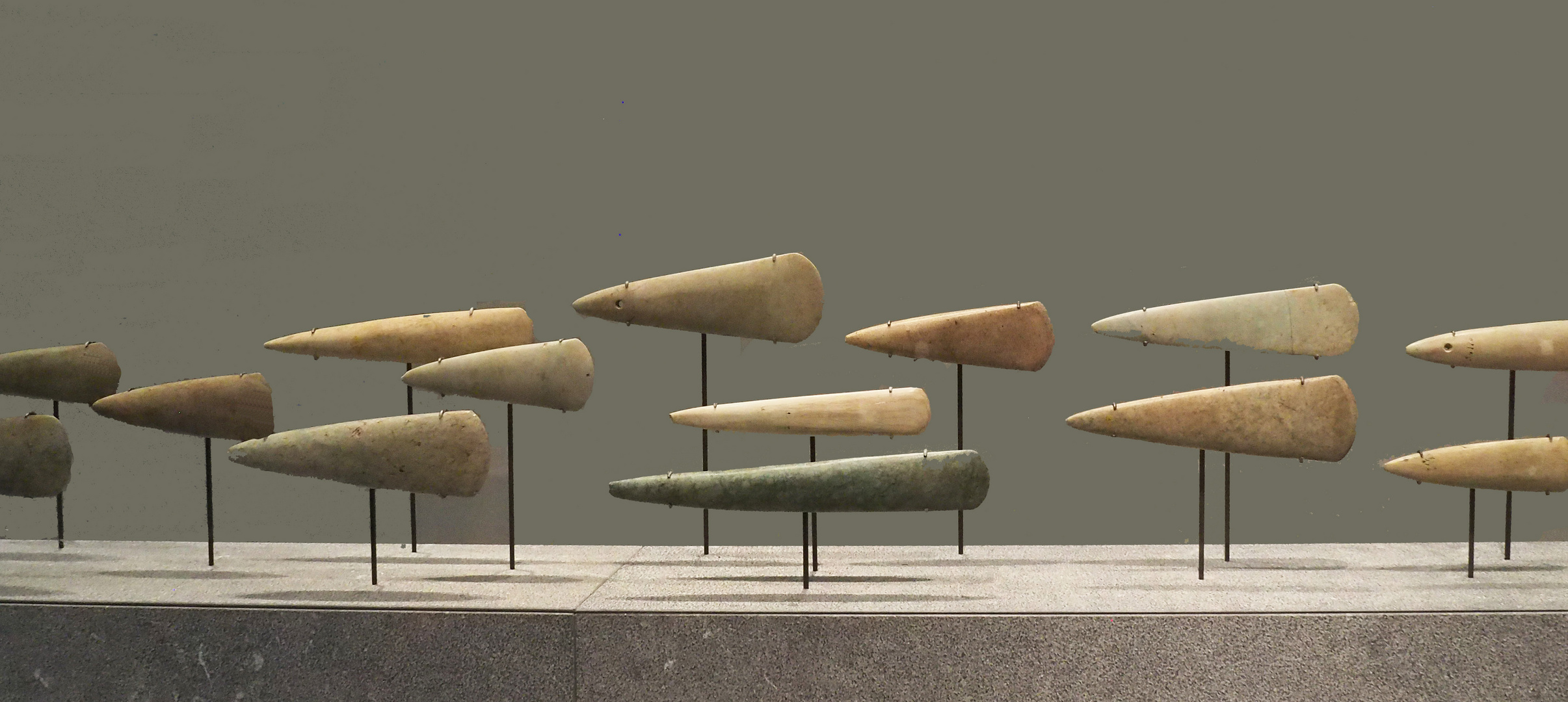 Haches polies photo et image | museum, naher osten, musée Images ...