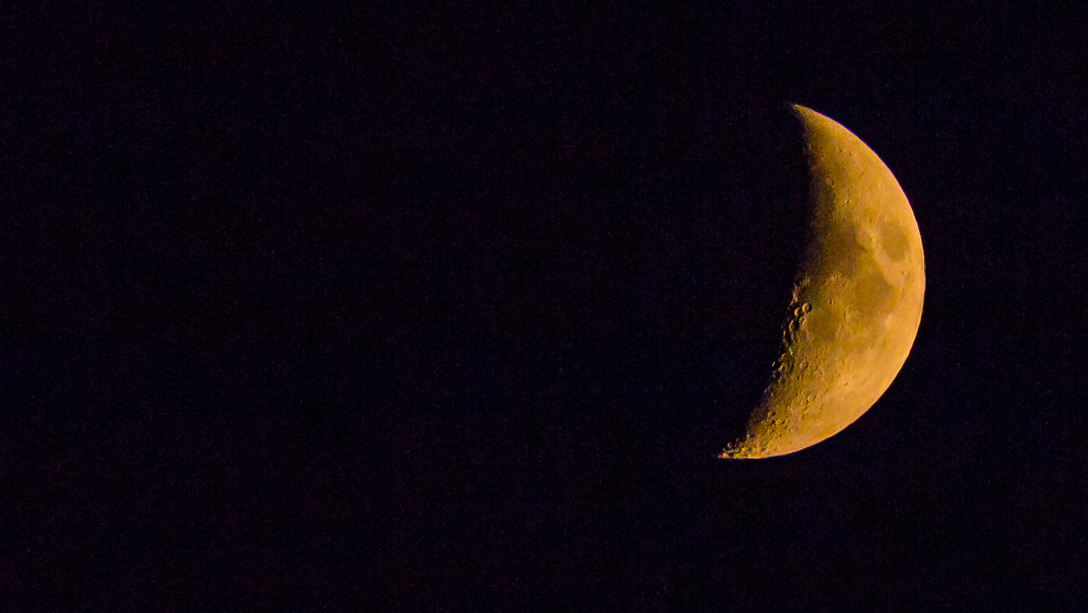 Halbmond Foto & Bild | mondaufnahmen, himmel & universum, mond Bilder ...