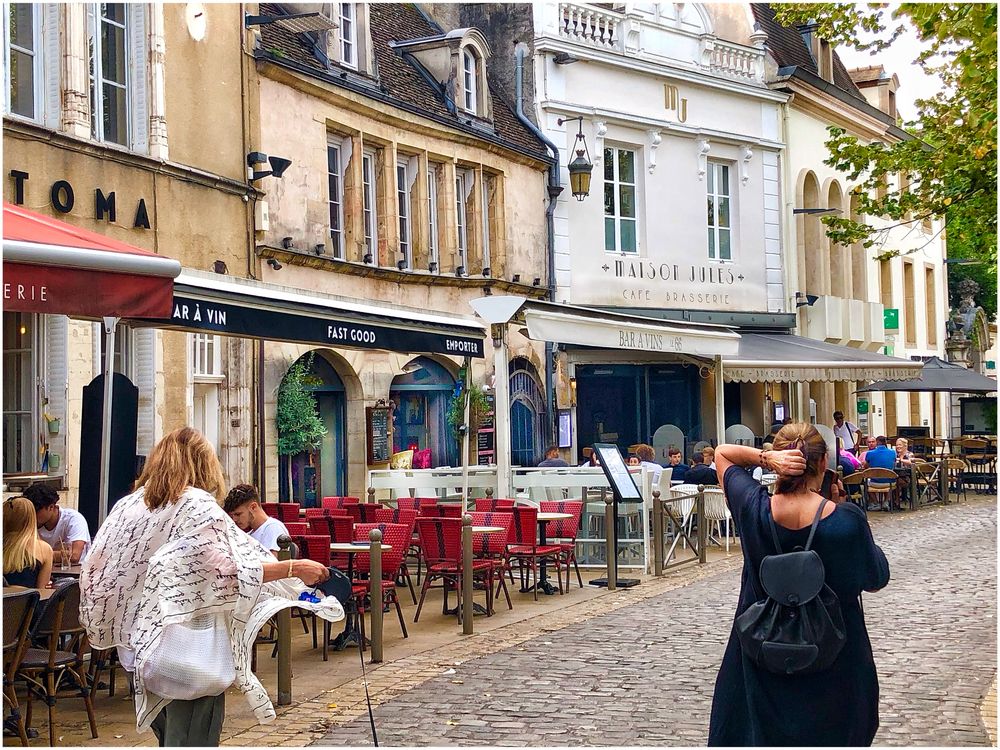 Haltungen beim Handylesen Foto & Bild | architektur, erwachsene menschen, streetfotografie mit ...