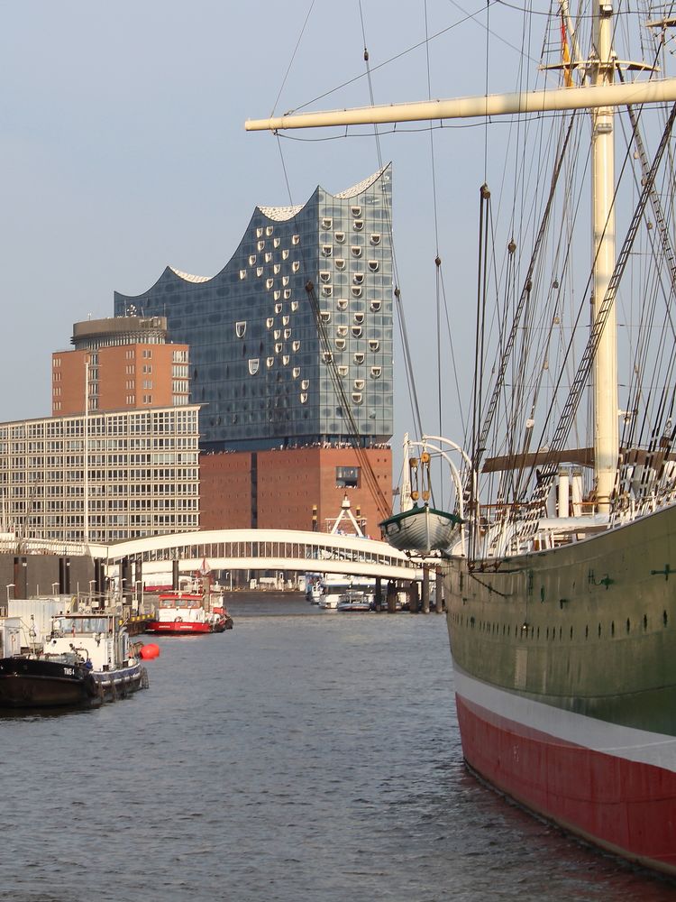 Hamburg - die "Elphi" mit "Rickmer Rickmers" Foto & Bild | wasser, hafen, architektur Bilder auf ...