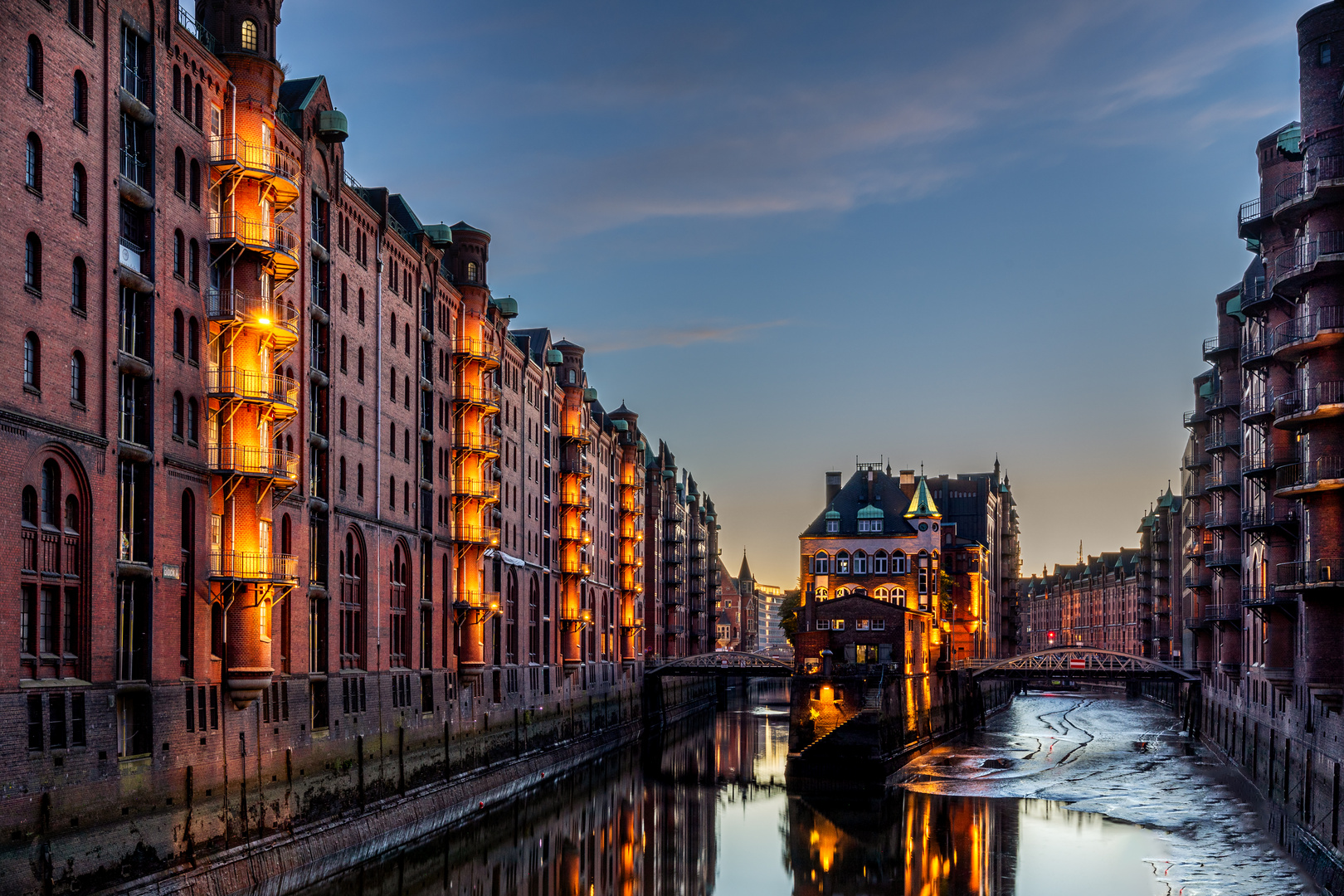 Hamburg - Wasserschloss Speicherstadt Foto & Bild | nacht, hamburg ...