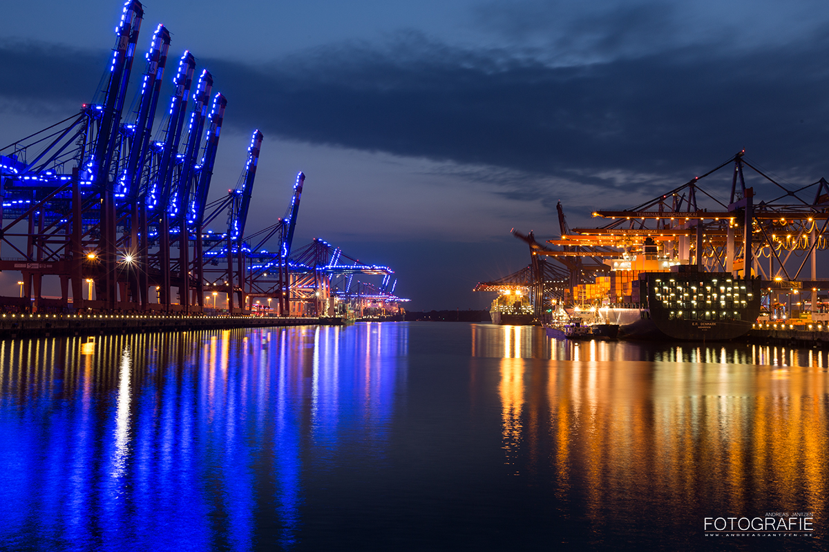 Hamburger Hafen Waltershof Blue Port bei Nacht Foto & Bild ...