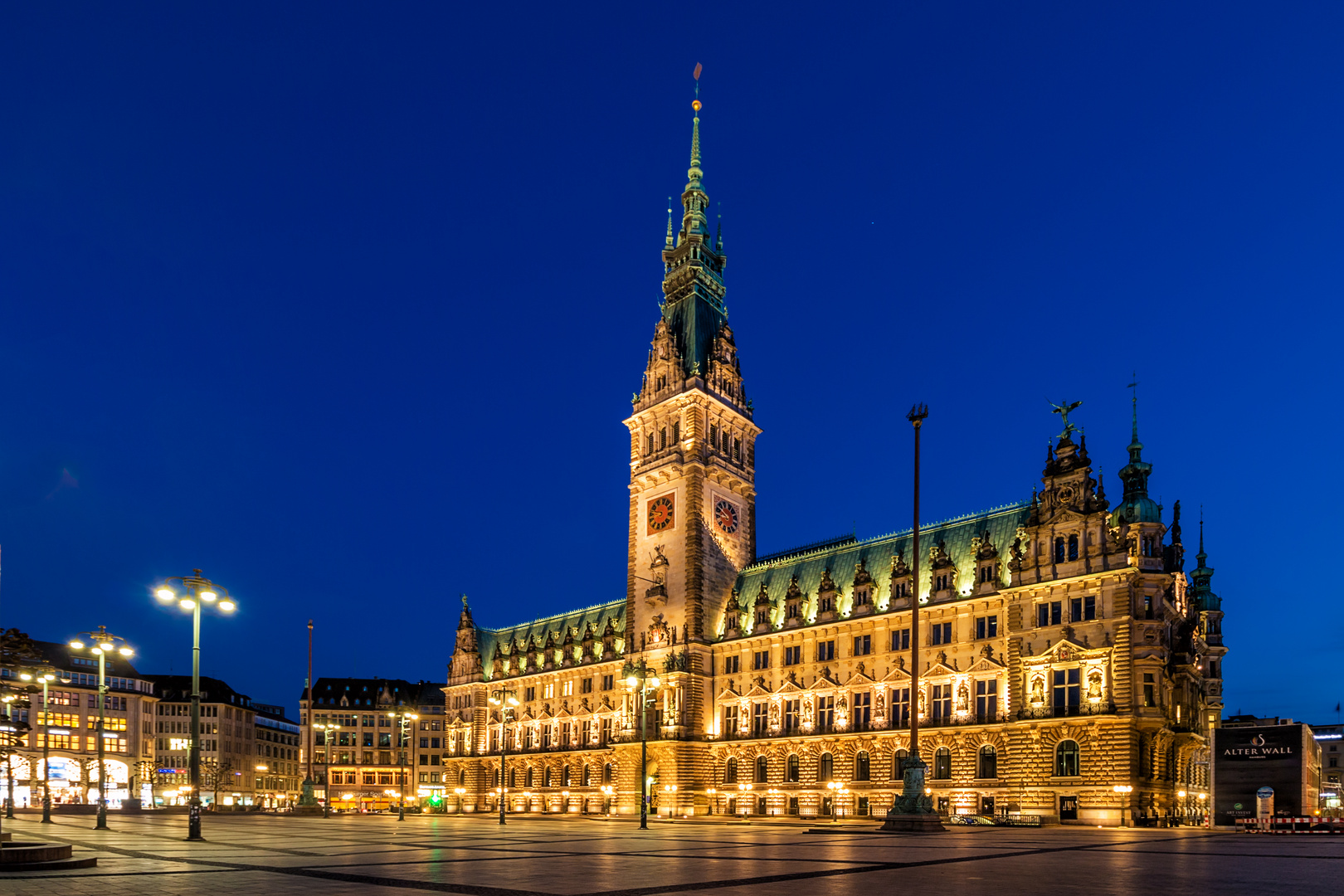 Hamburger Rathaus zur blauen Stunde Foto & Bild | architektur ...