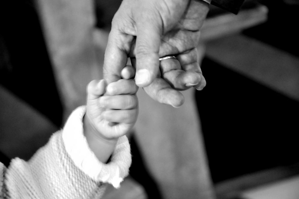 Hand in Hand Foto & Bild | erwachsene menschen, kinder und erwachsene ...
