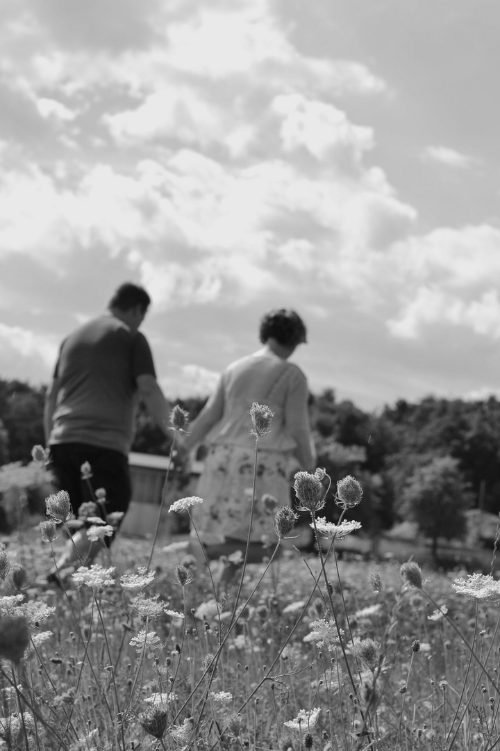 Hand in Hand Foto & Bild | erwachsene menschen, portraits erwachsener ...