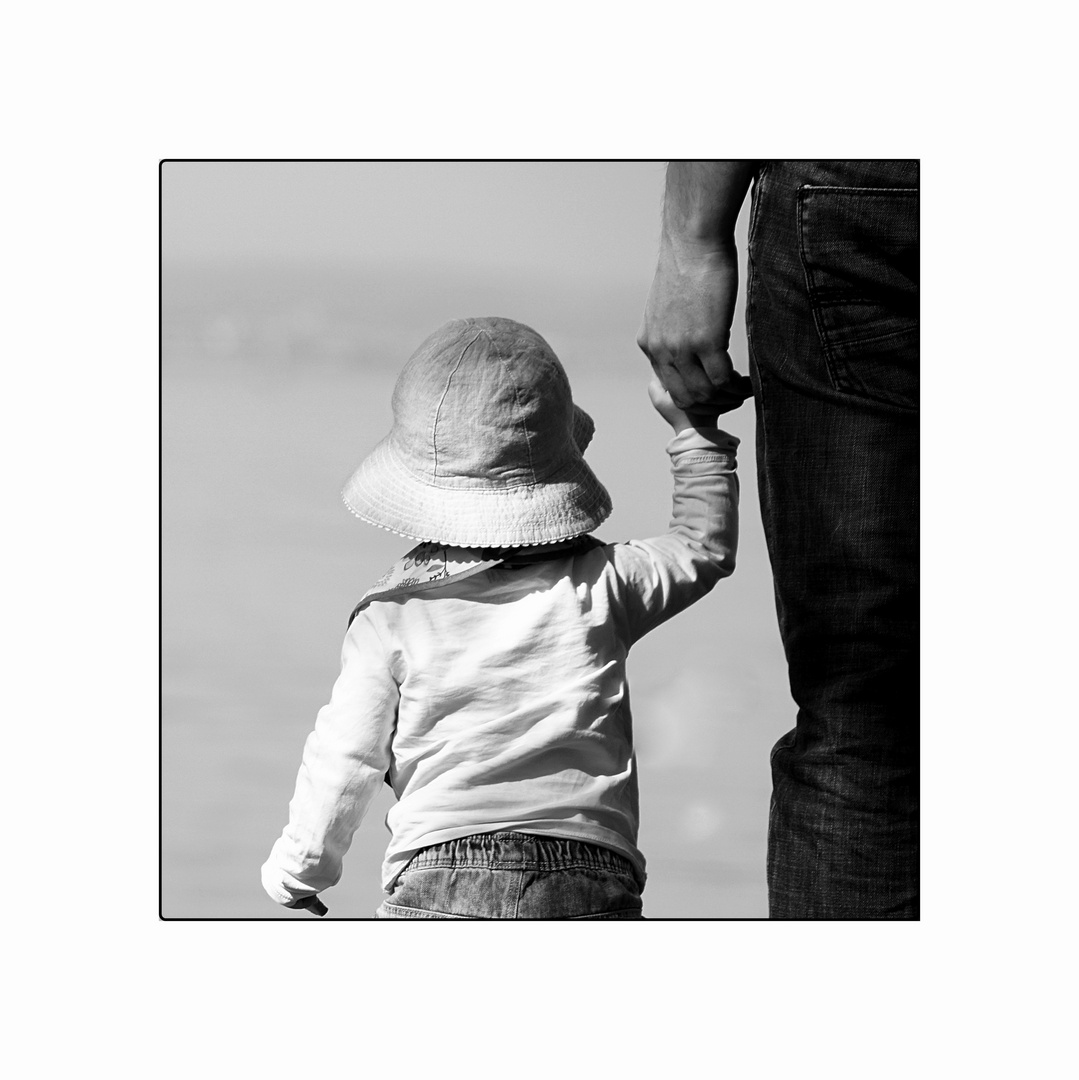 Hand in Hand Foto & Bild | erwachsene menschen, kinder und erwachsene ...