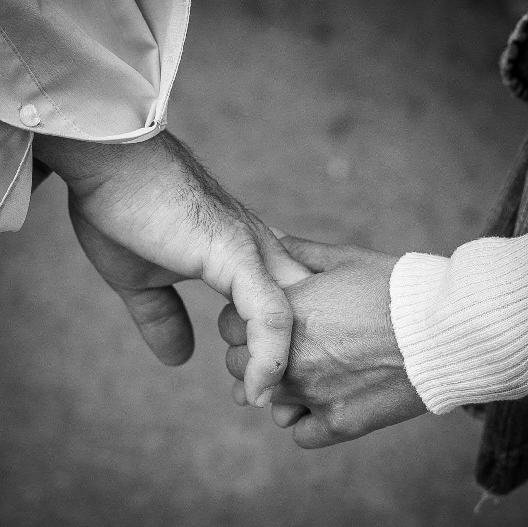 Hand in Hand Foto & Bild | körperdetails, menschen Bilder auf fotocommunity