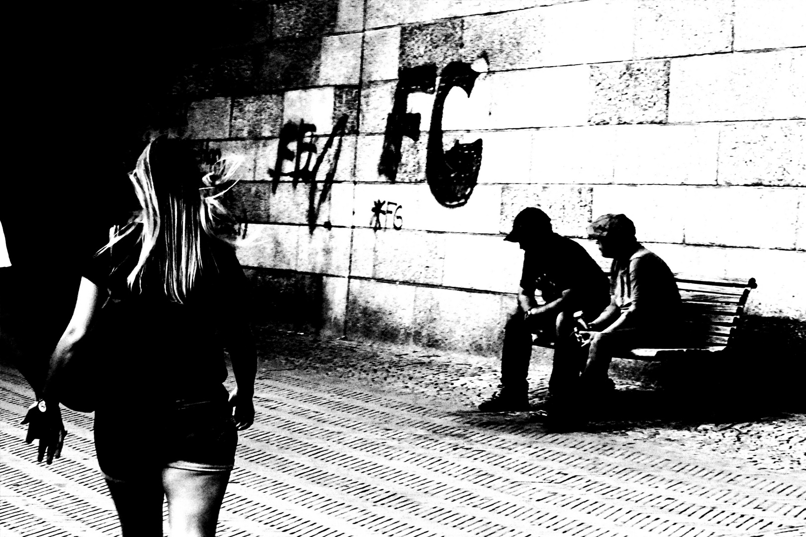 Hand in Hand Foto & Bild | streetfotografie mit menschen, konzept- fotografie, bearbeitungs ...