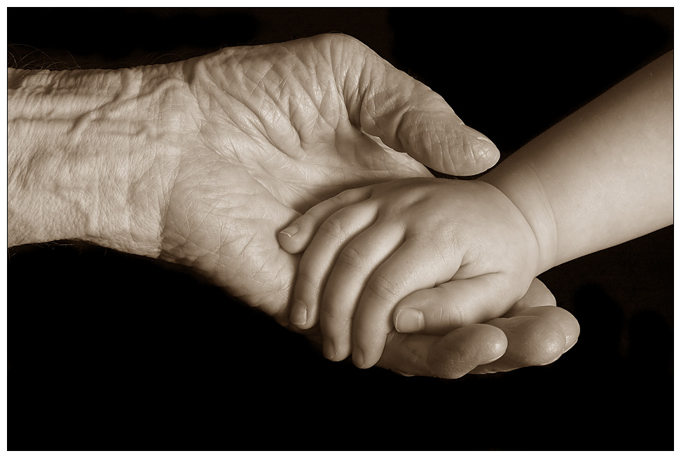 Hand in Hand Foto & Bild | erwachsene menschen, kinder und erwachsene ...