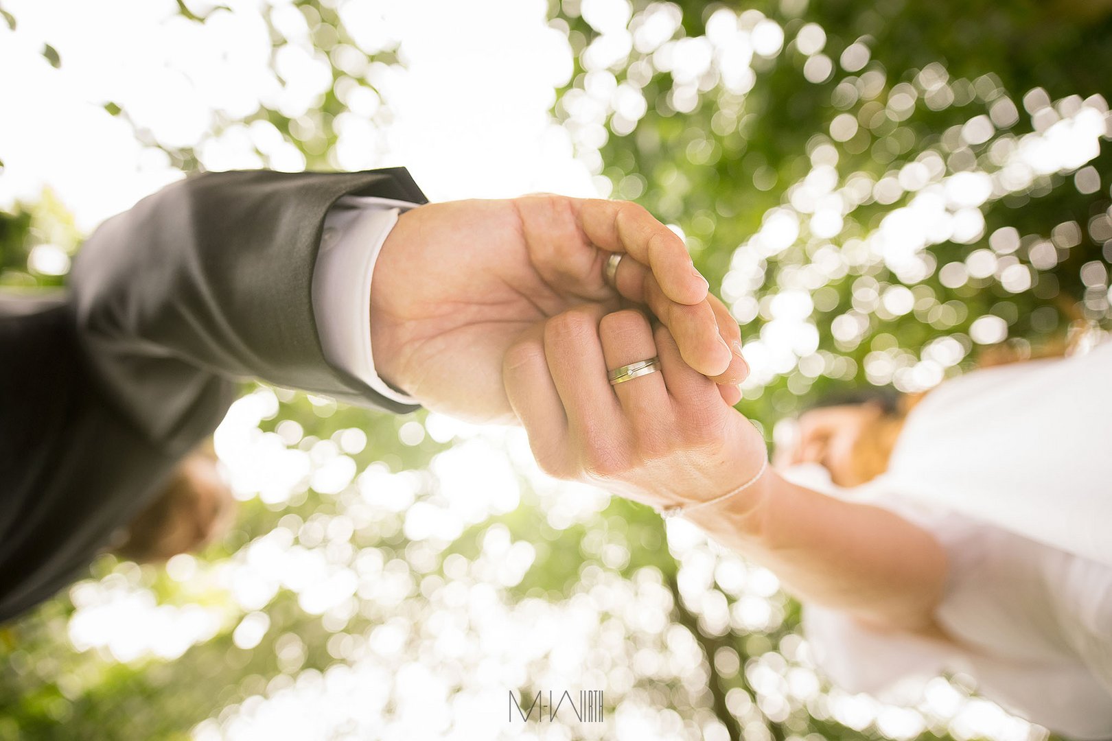 Hand in Hand Foto & Bild | erwachsene menschen, hochzeit, körperdetails ...