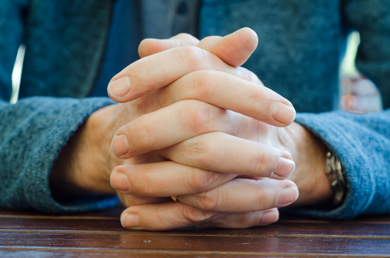 Hand in Hand Foto & Bild | körperdetails, hände, finger Bilder auf ...