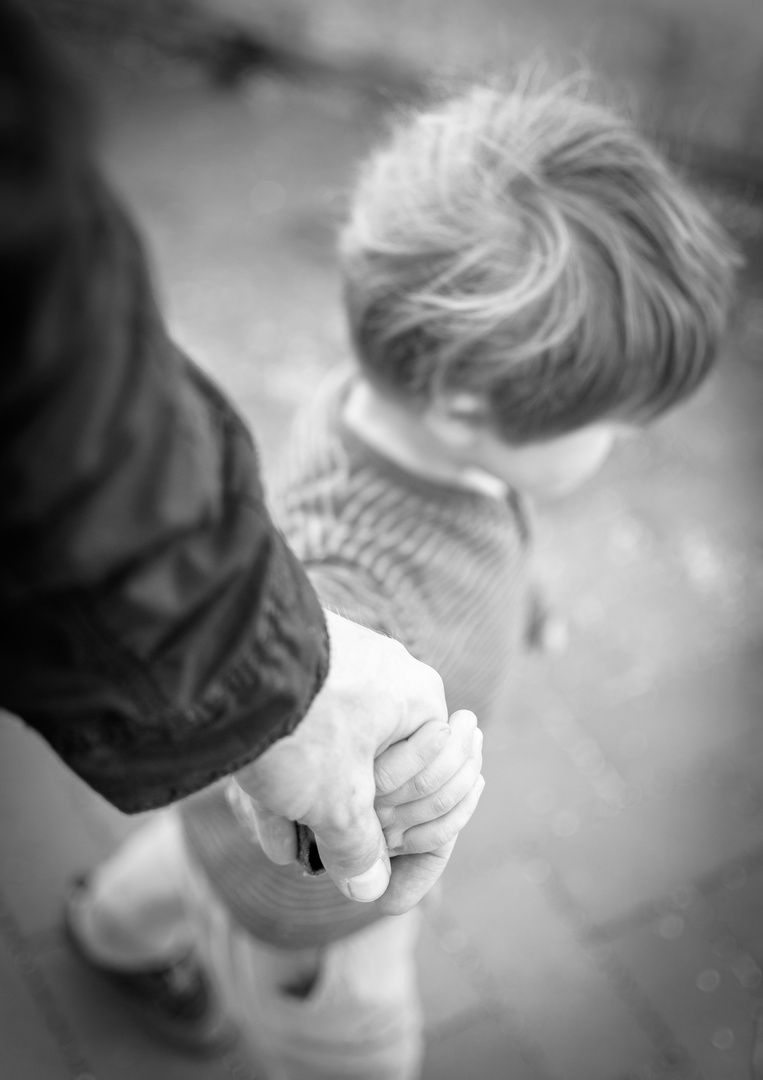 Hand in Hand Foto & Bild | streetfotografie mit menschen, menschen ...