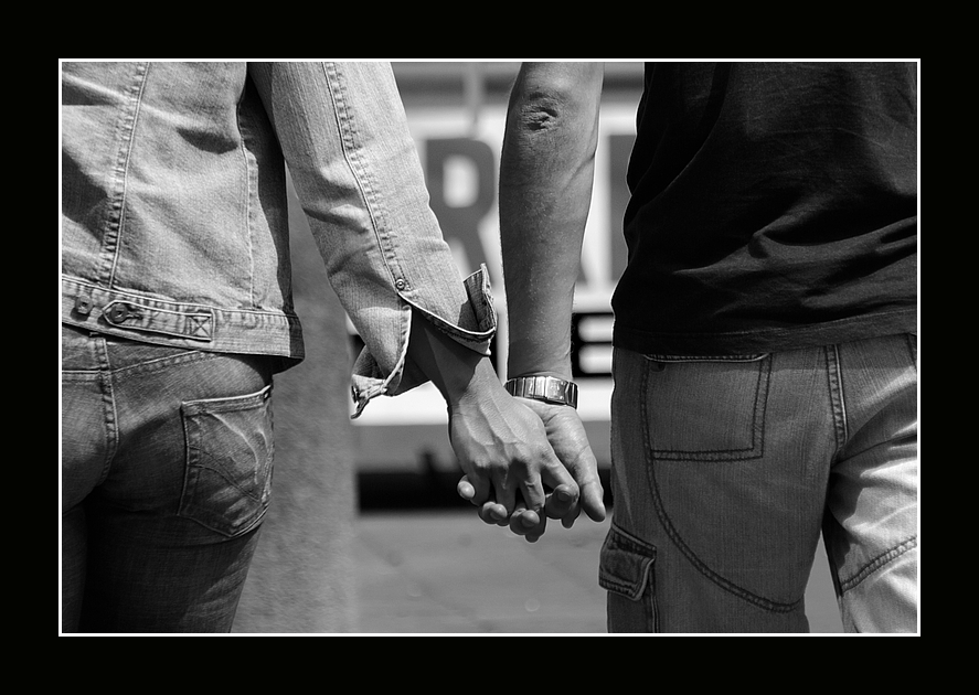 Hand in Hand Foto & Bild | erwachsene, paare, mehrere menschen Bilder ...