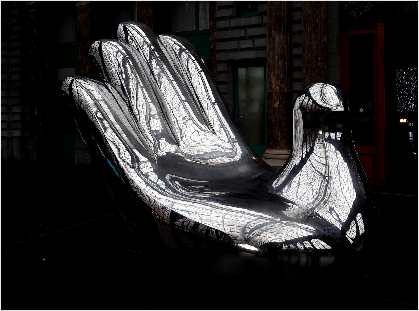 Hand of Peace Foto & Bild | spiegelung, skulptur, hoffnung Bilder auf ...