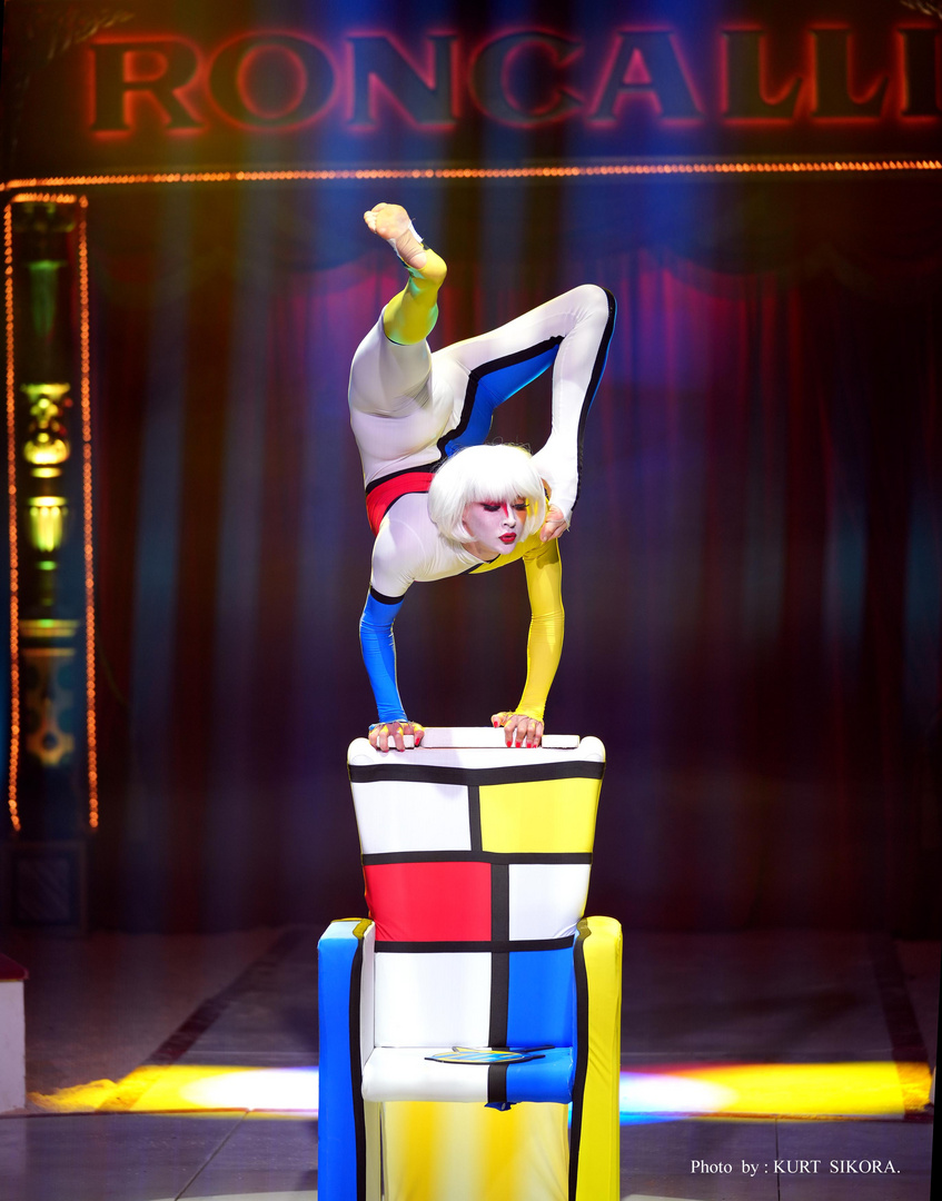 Handstand Artistik mit Maria Sarach Foto & Bild | kunstfotografie ...