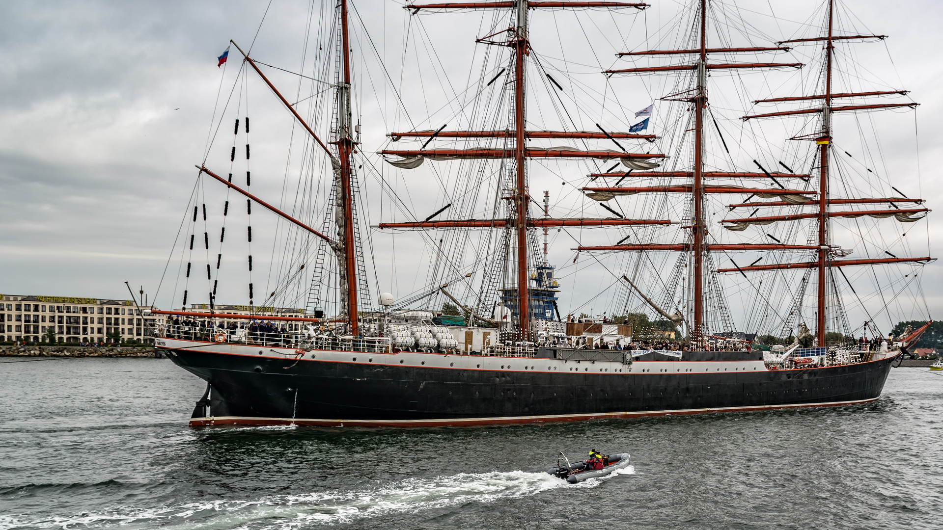 Hansesail 2016 Die Sedov passiert die Kruzenshtern Foto & Bild ...