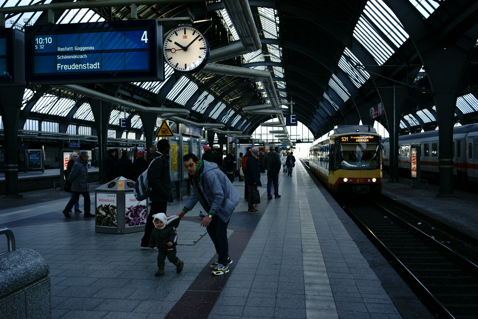 Hauptbahnhof Karlsruhe, Gleis 4, S32, S-Bahn Freudenstadt Foto & Bild ...