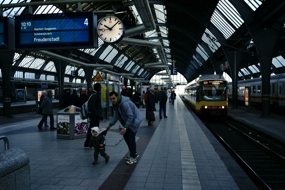 Hauptbahnhof Karlsruhe, Gleis 4, S32, S-Bahn Freudenstadt Foto & Bild ...