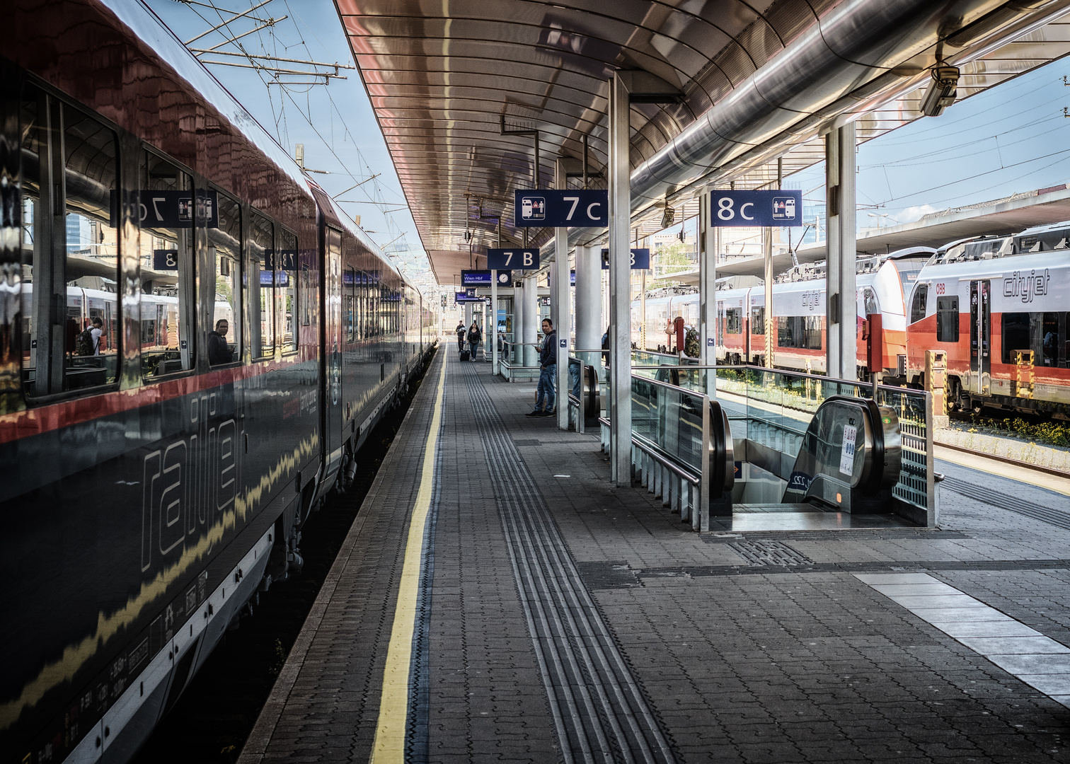Hauptbahnhof – Linz Foto & Bild | architektur, streetfotografie mit ...