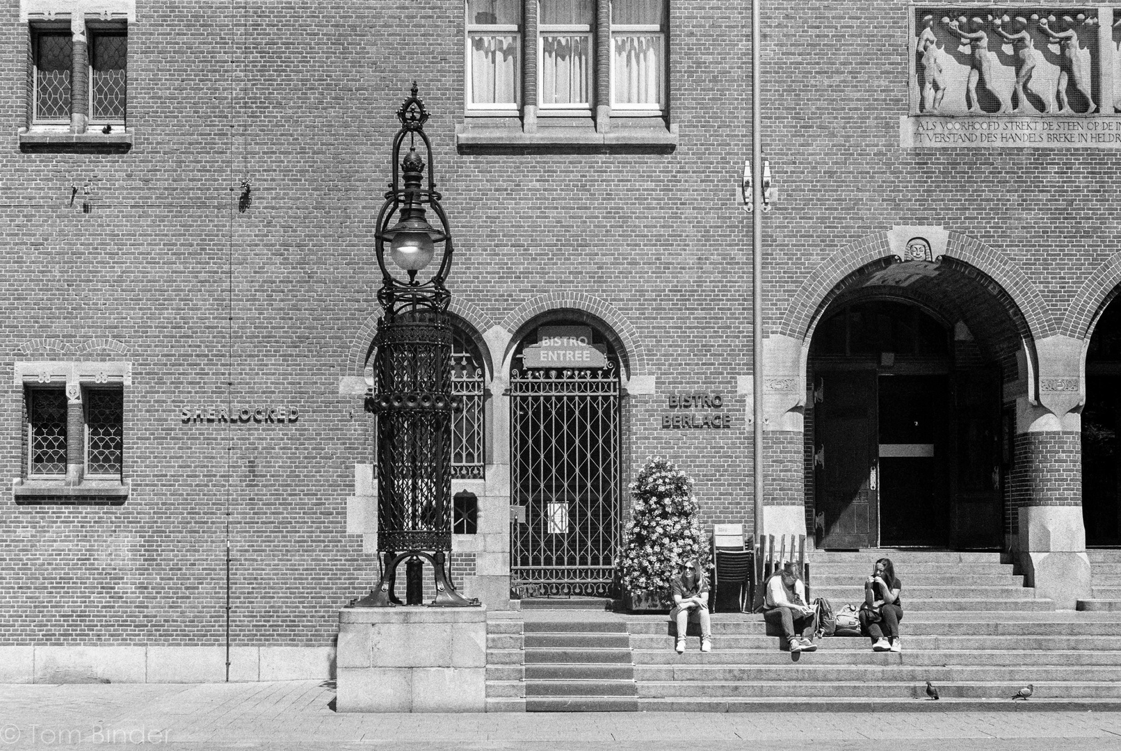 Haus des Geldes Foto & Bild | europe, benelux, streetfotografie mit menschen Bilder auf ...