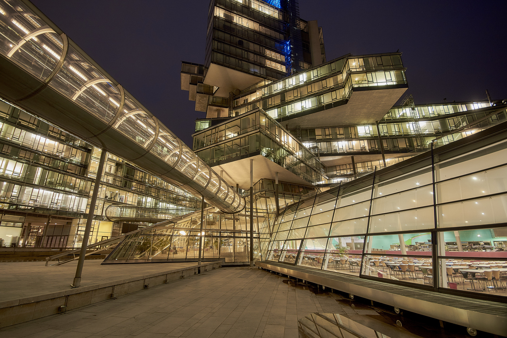 Haus des Geldes... Foto & Bild | architektur, architektur bei nacht, streetfotografie ohne ...