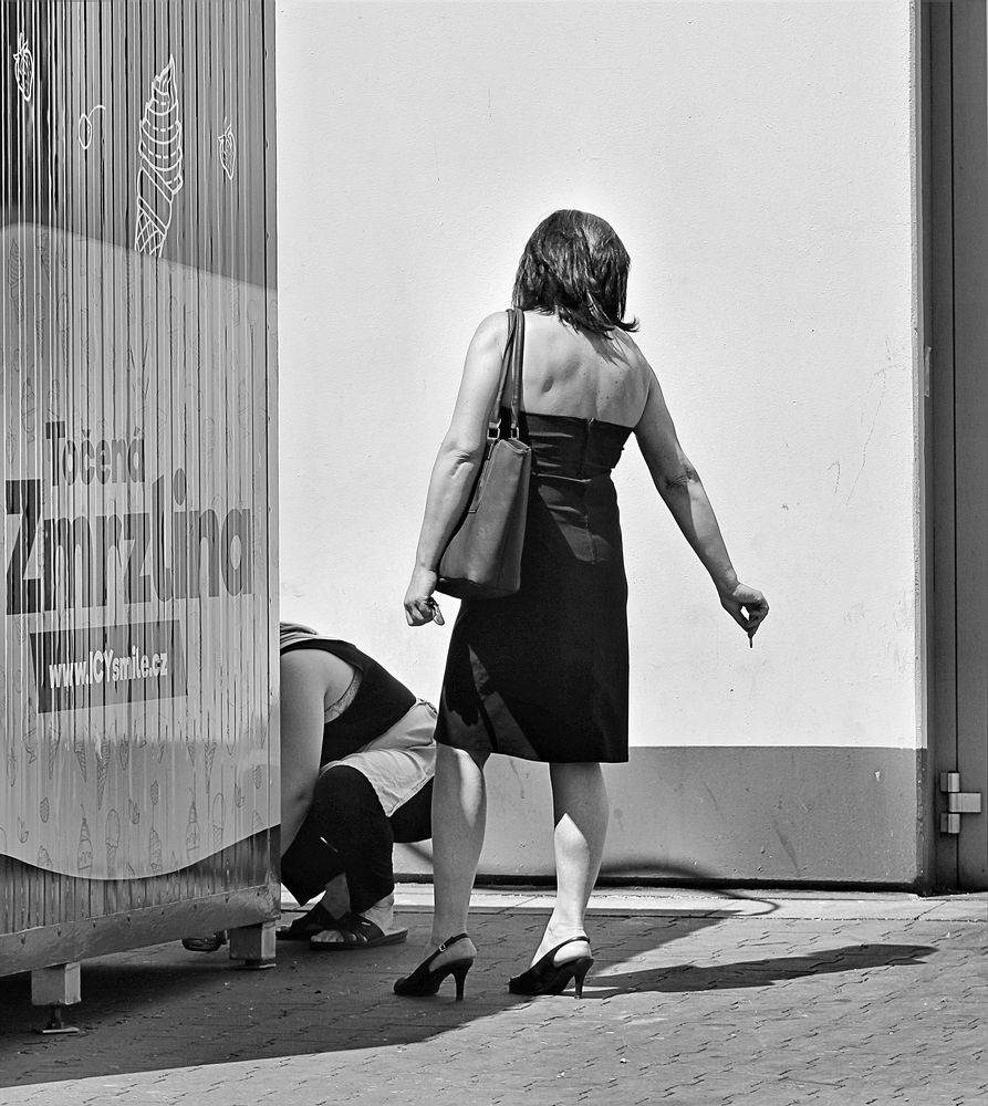 Having A Break Foto & Bild | portrait, streetfotografie mit menschen, portrait frauen Bilder auf ...