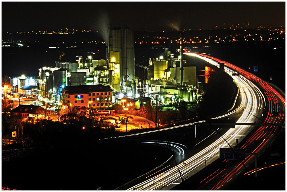 Heidelberger-Zementwerke in Mainz bei Nacht II Foto & Bild | architektur, architektur bei nacht ...