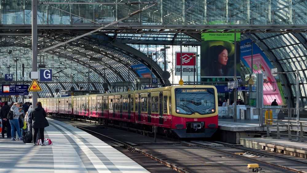 Heimreise mit Hindernissen (3) Foto & Bild | street, bahnhof, bahnsteig ...