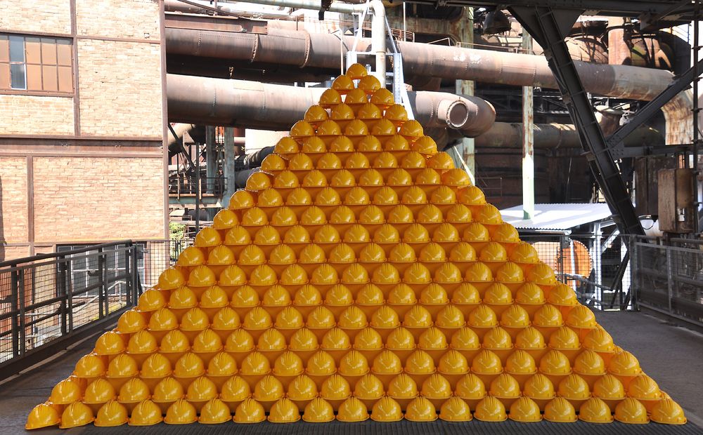 Helm-Pyramide Foto & Bild | dokumentation, hütte, stahl Bilder auf ...