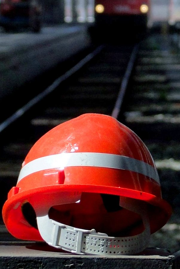 Helme der Helden der Arbeit Foto & Bild | eisenbahn, gleise, verkehr ...